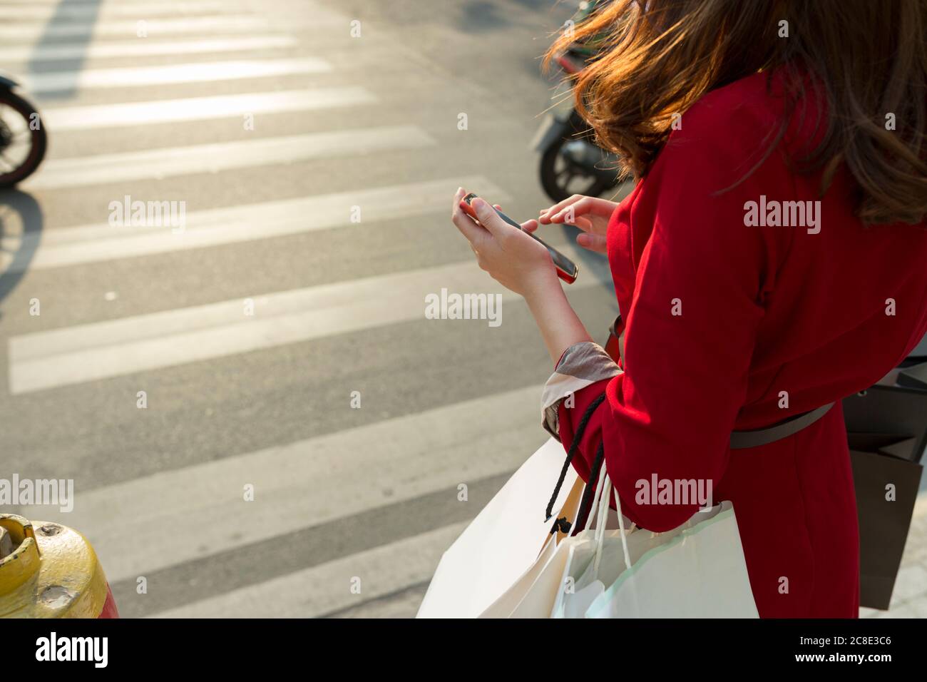 Femme qui porte des sacs de courses Banque de photographies et d’images ...
