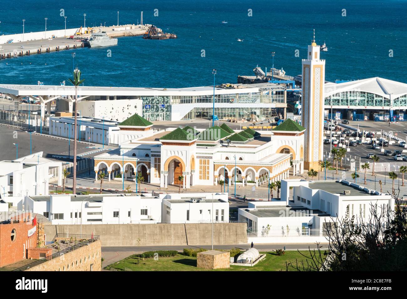 Maroc, Tanger-Tétouan-Al Hoceima, Tanger, port et mosquée côtière Photo ...