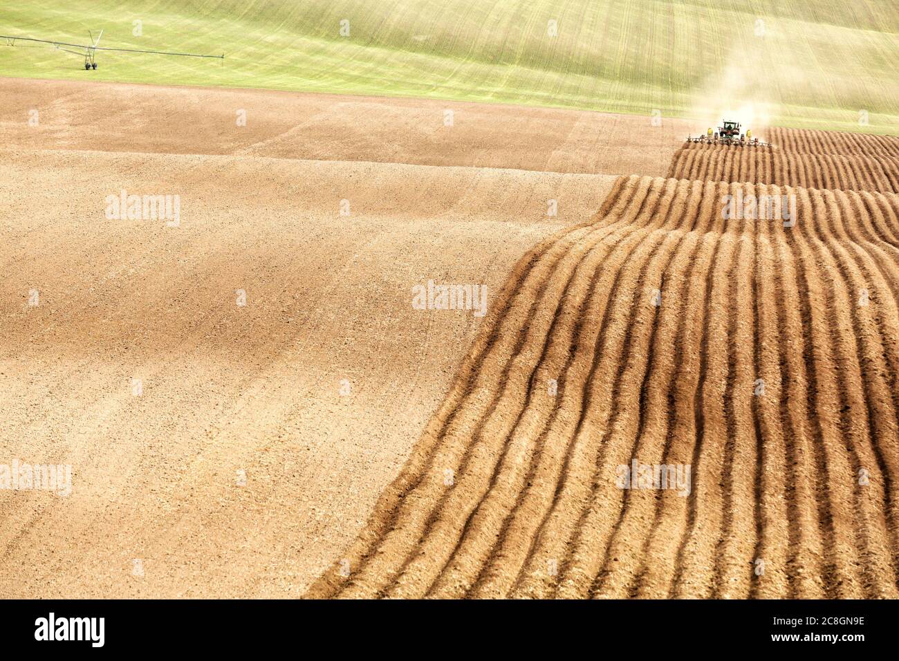 Fermier labourant son champ avec un tracteur Banque de photographies et ...