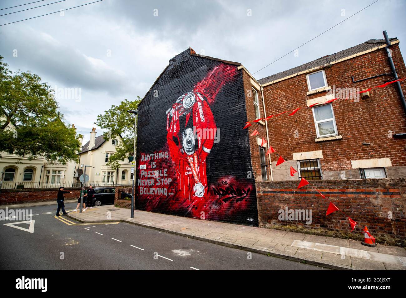 L'artiste MurWalls crée une fresque Jordan Henderson sur Sybil Road ...