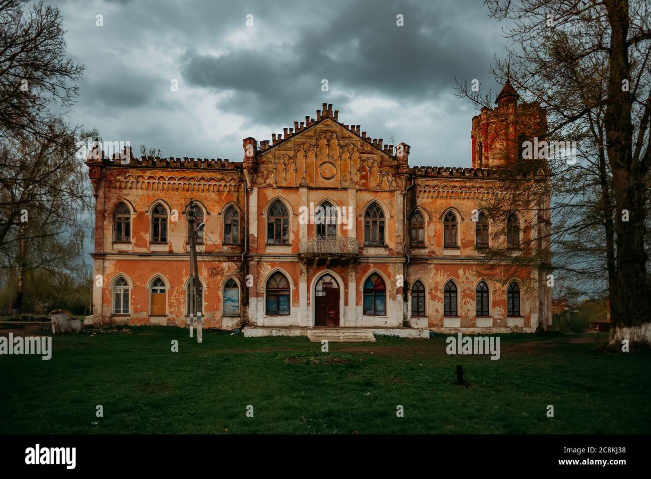 Ancien manoir abandonné en ruines dans le style gothique Photo Stock ...
