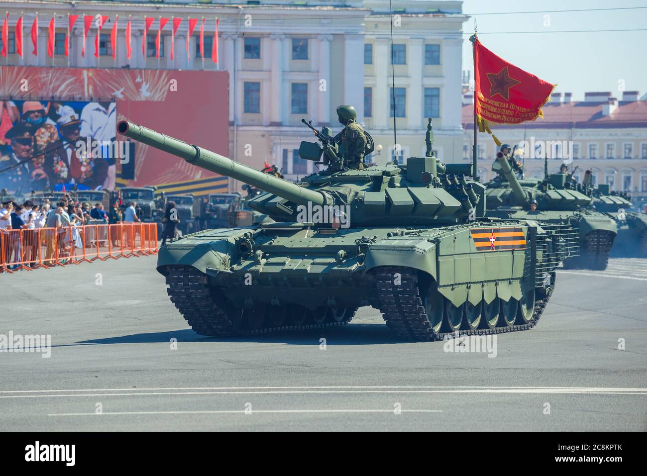 ST. PETERSBOURG, RUSSIE - 24 JUIN 202 : gros plan du char russe T-72B3 ...