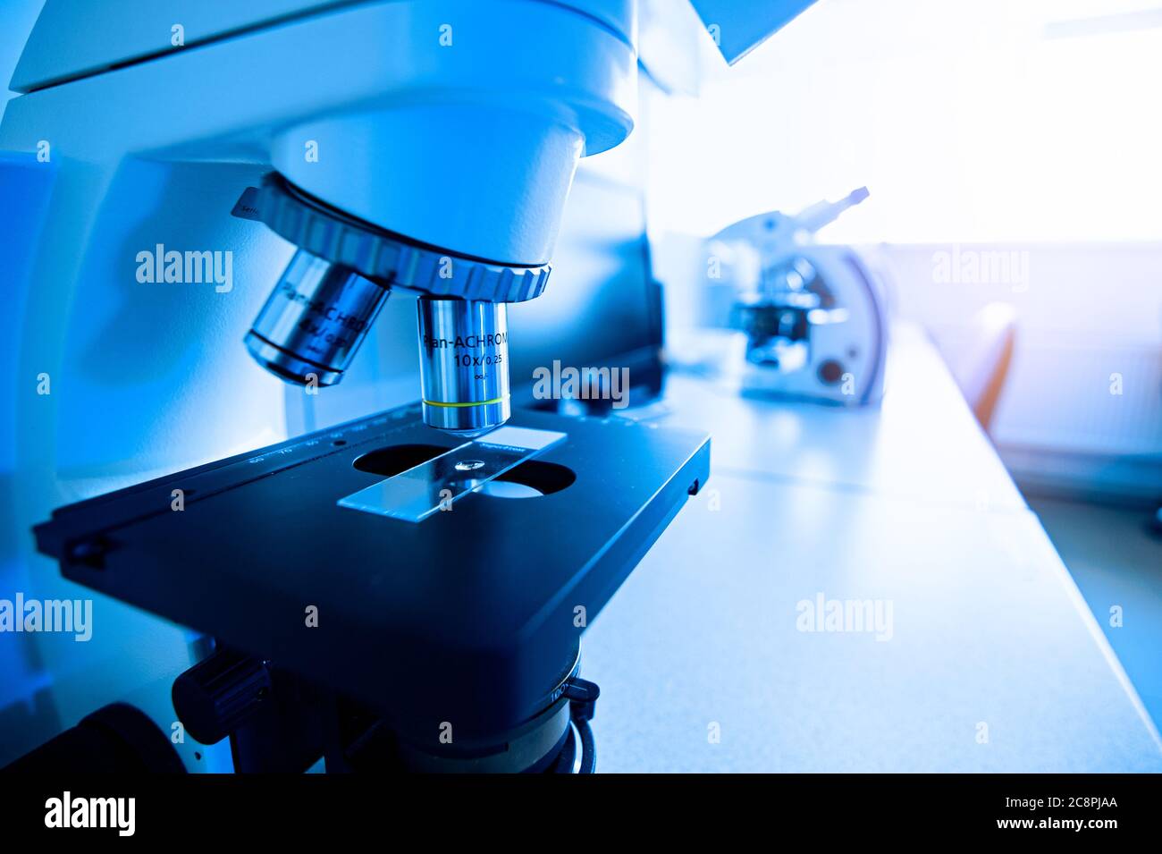 Examen cytologique en laboratoire. Gros plan des microscopes en ...