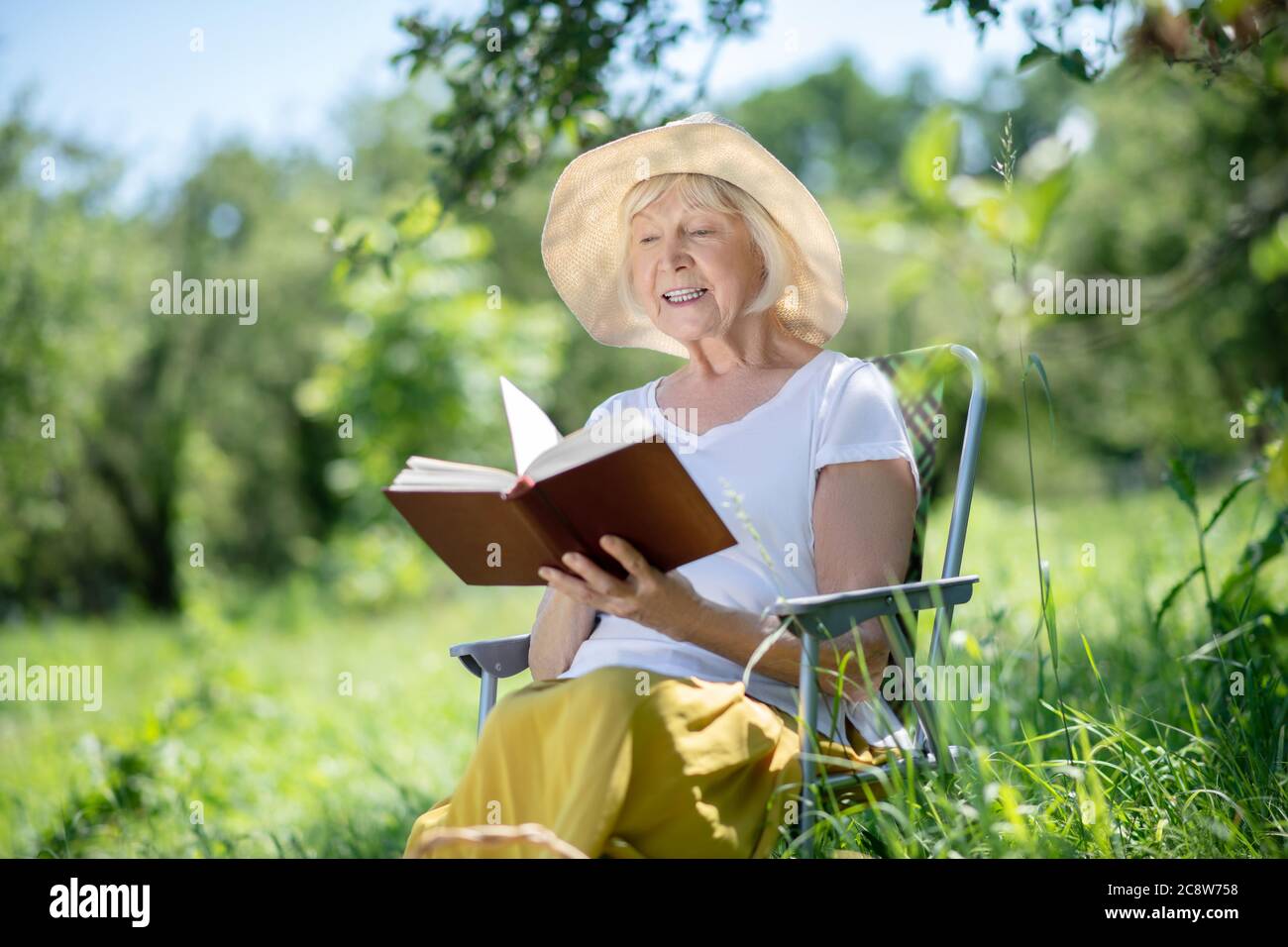 Nouvelle chaise pliante Banque de photographies et d’images à haute résolution - Alamy