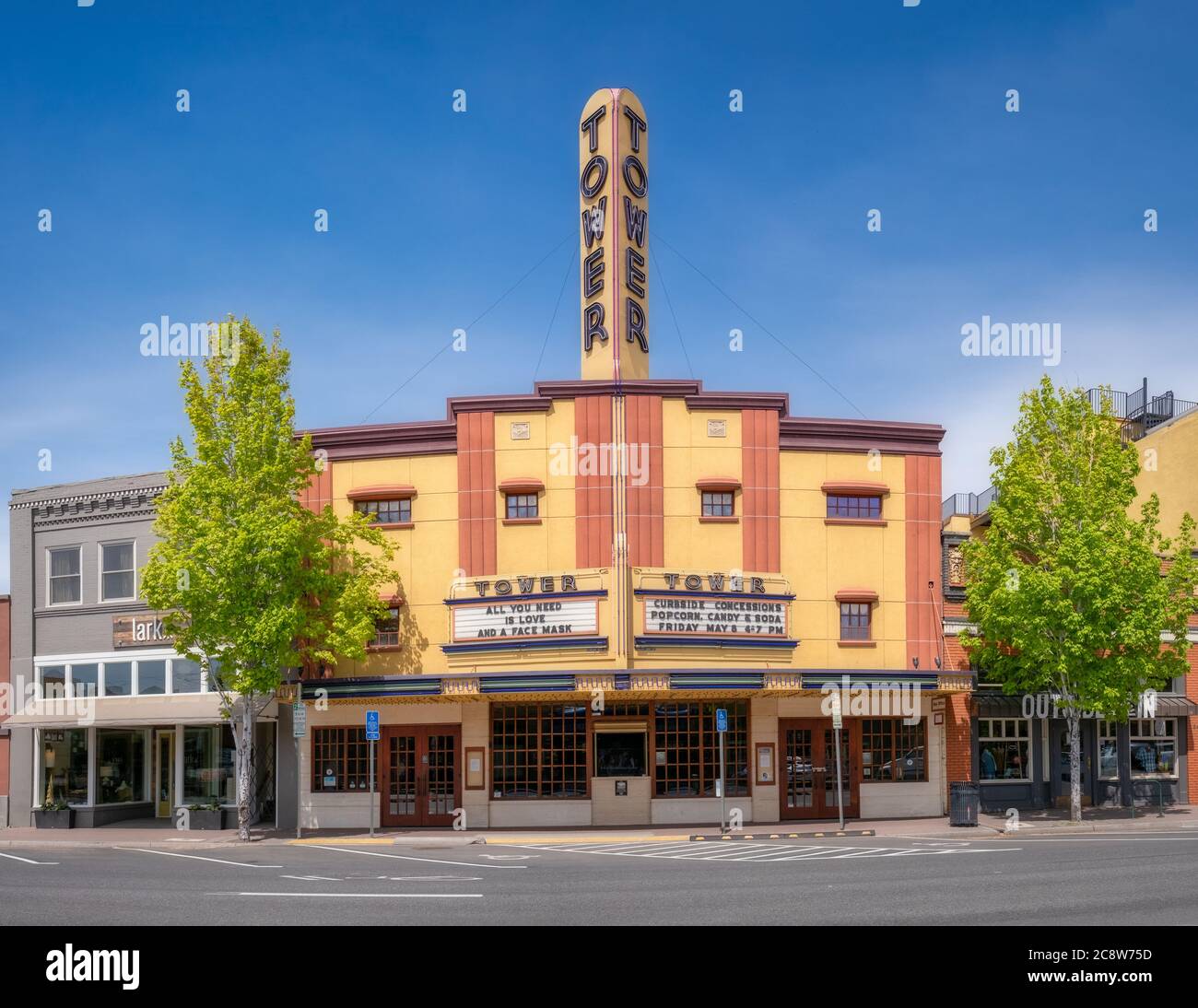 BEND, ÉTATS-UNIS - 10 mai 2020 : le célèbre Tower Theatre du centre ...