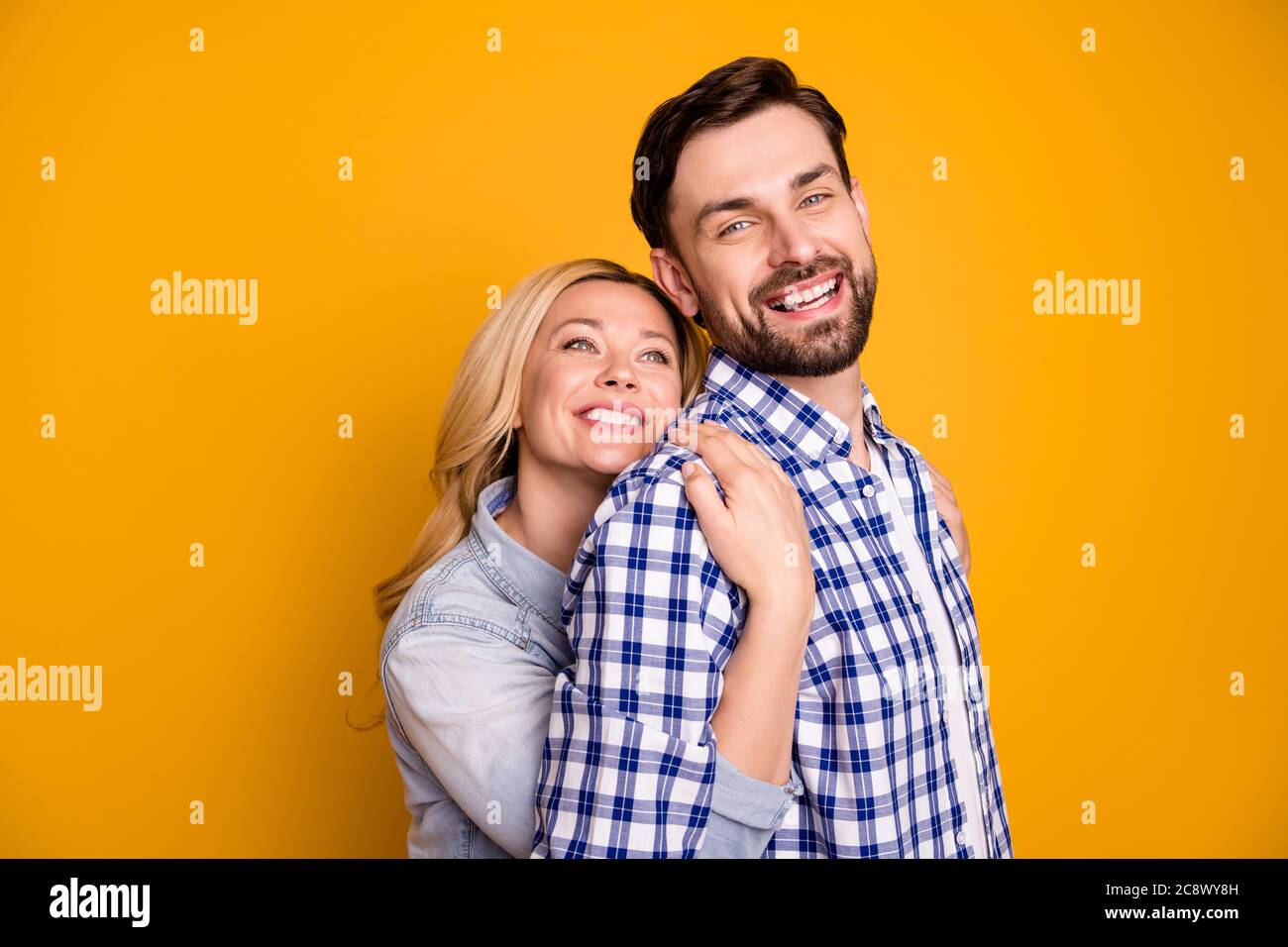 Photo belle femme dame beau mari gars couple hug son dos fort sécurité ...