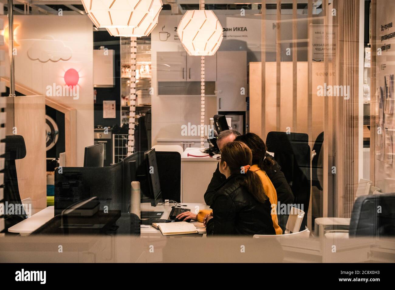 Jeunes architectes talentueux et actifs discutant d'un projet, d'un ...