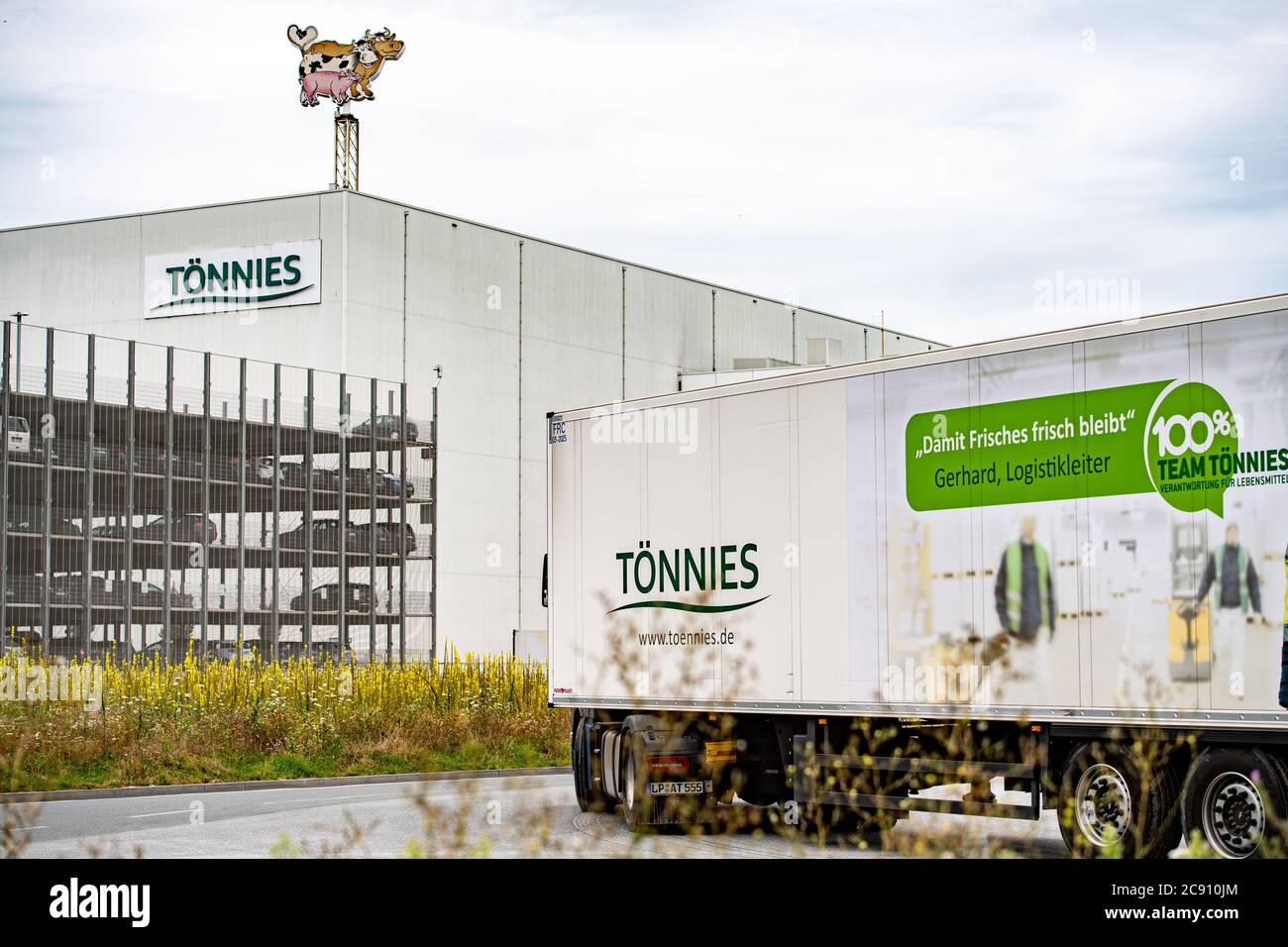 Un camion conduit au parc, siège du groupe Toennies à Rheda ...