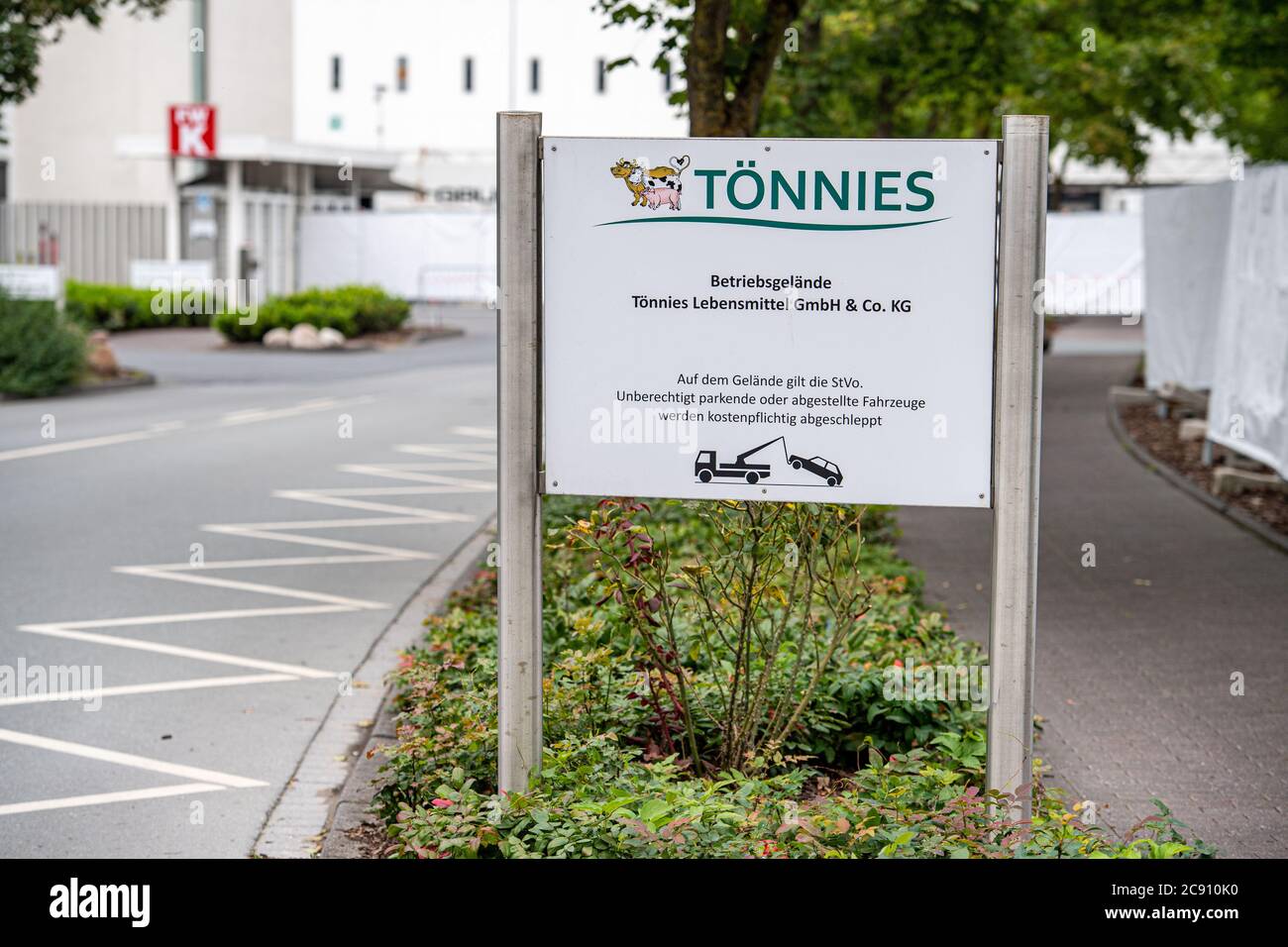 Entrée et sortie au siège du groupe Toennies à Rheda-Wiedenbrueck le 27 ...