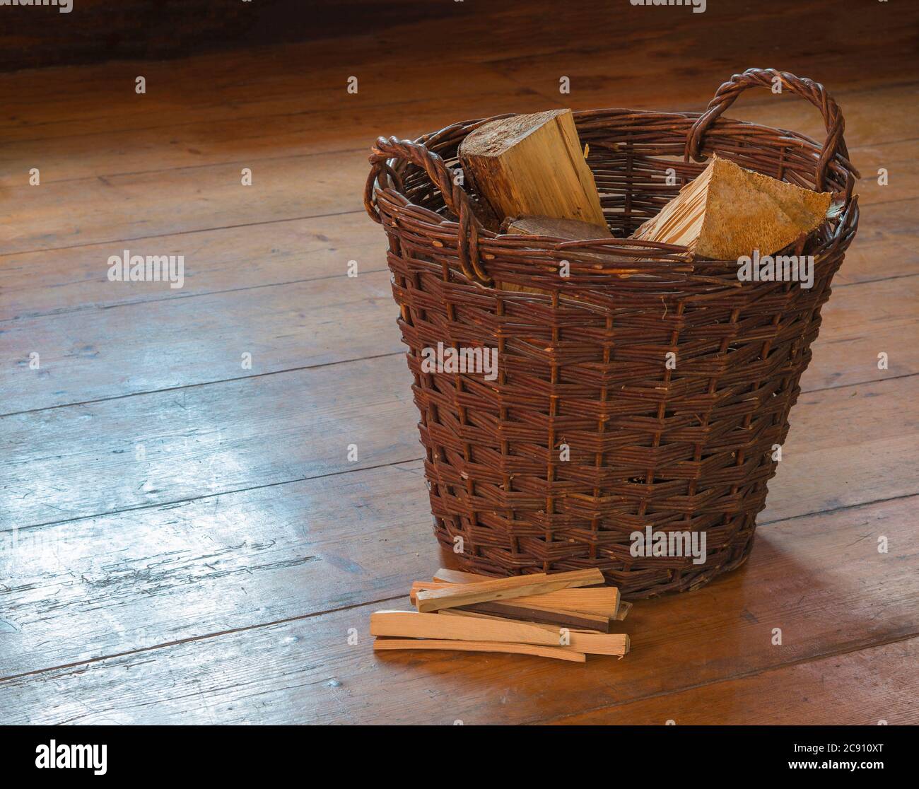 panier en osier avec bois haché et pile fendue sur bois plancher de la ...