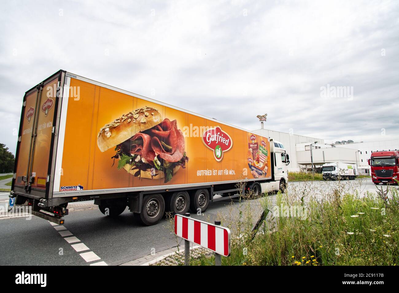 Un camion conduit au parc, siège du groupe Toennies à Rheda ...