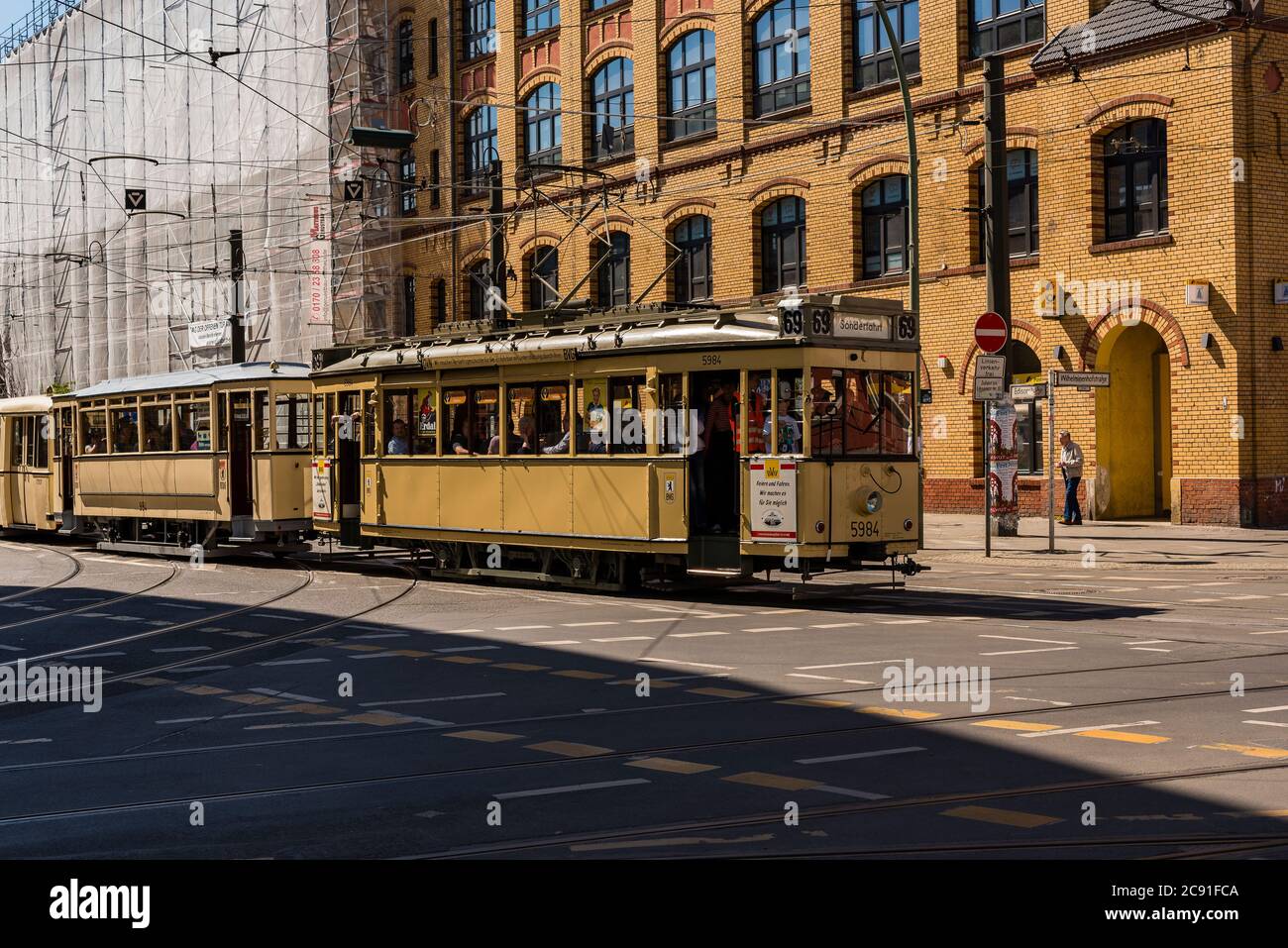 Un ancien tramway historique traversant une intersection, un ancien ...
