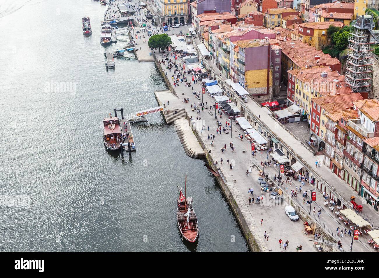 Vue sur le centre-ville historique de Porto avec la rivière Rio Duoro ...