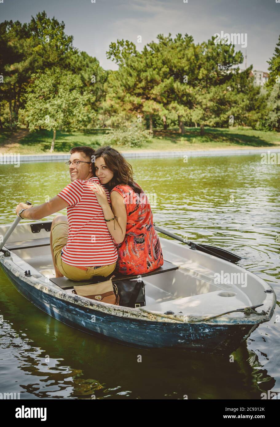 Couple dans une barque Banque de photographies et d’images à haute ...