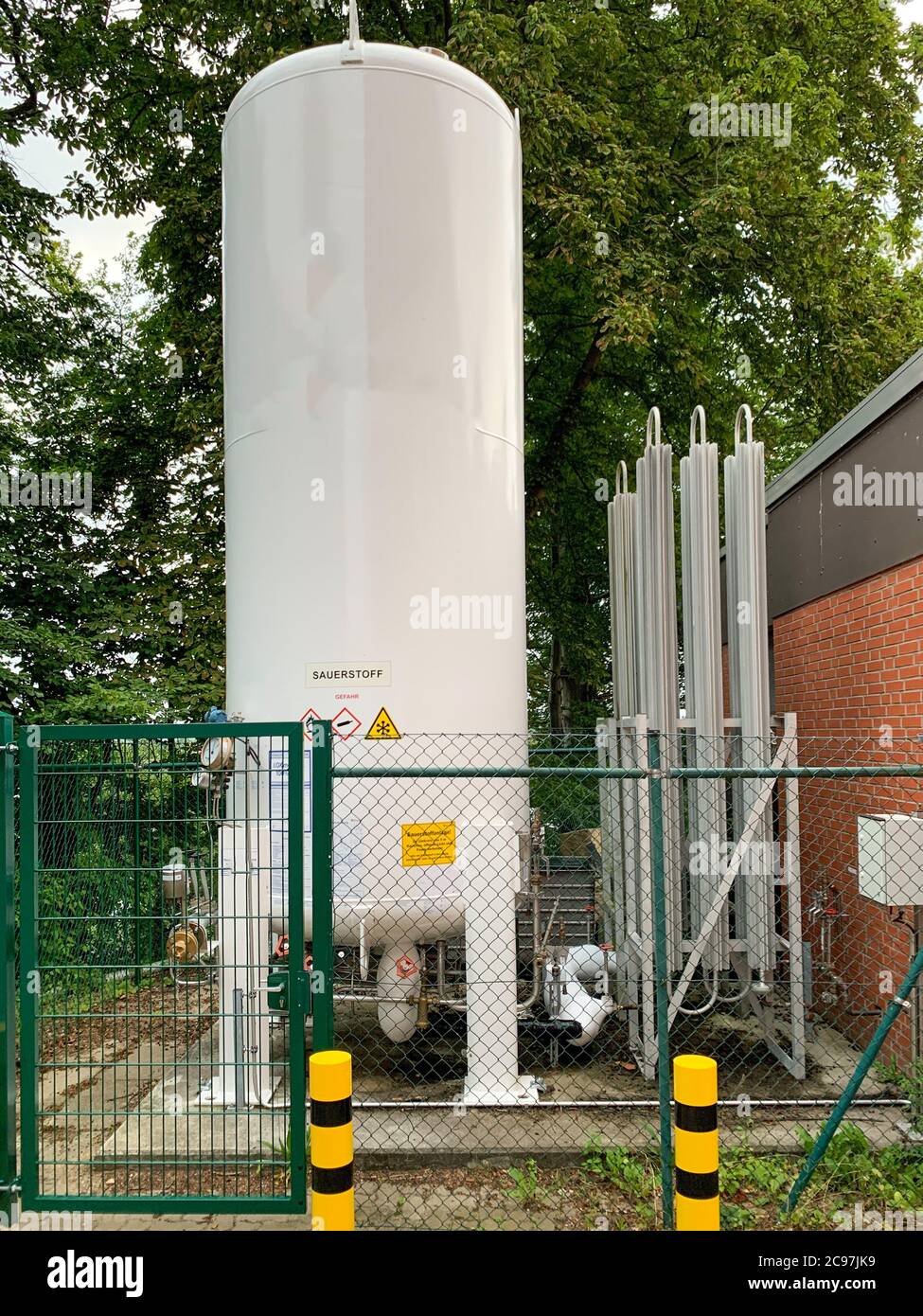 un grand réservoir d'oxygène blanc se trouve sur le terrain d'un ...