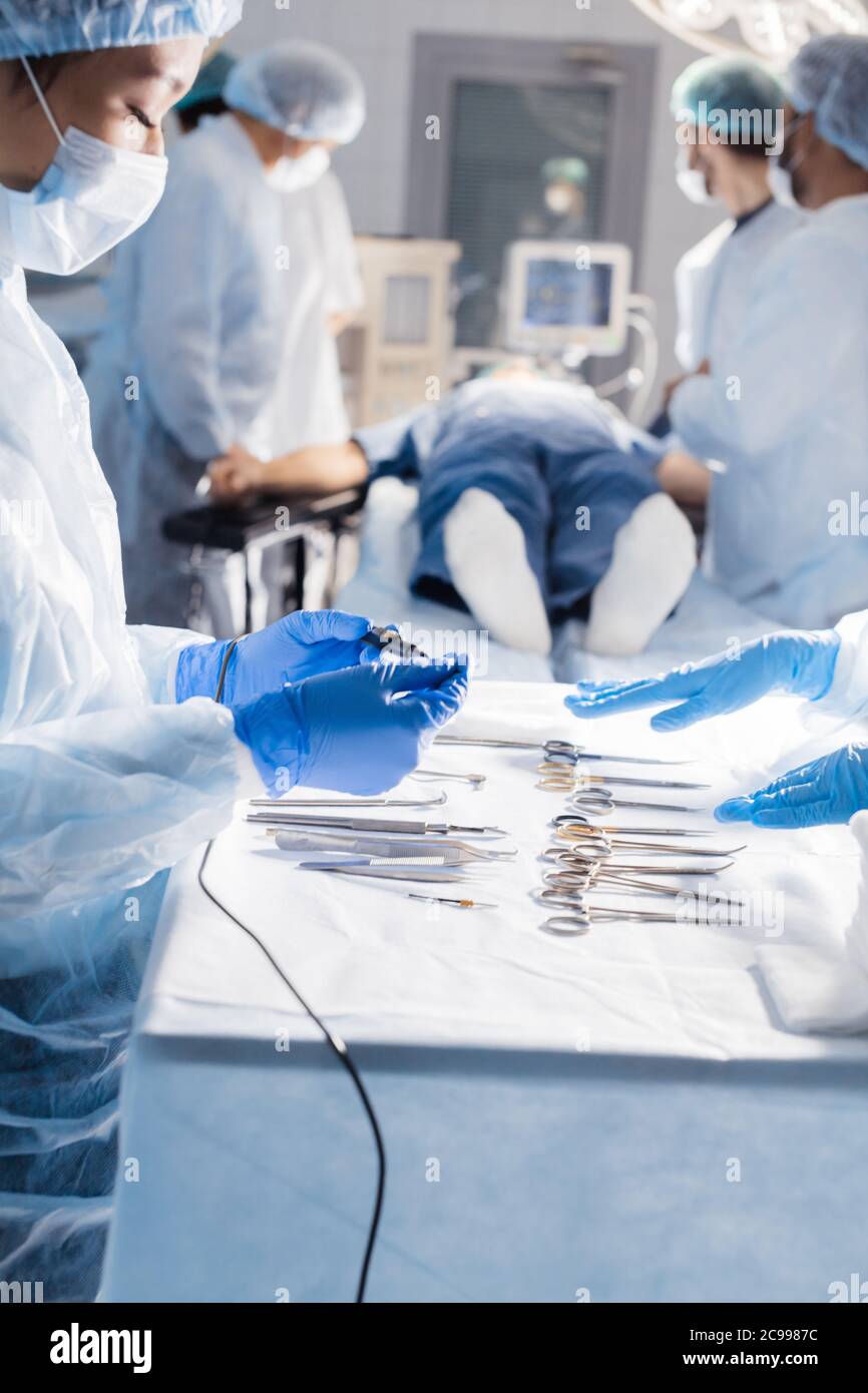 Chirurgie chirurgiens instrument instruments scalpels Banque de ...