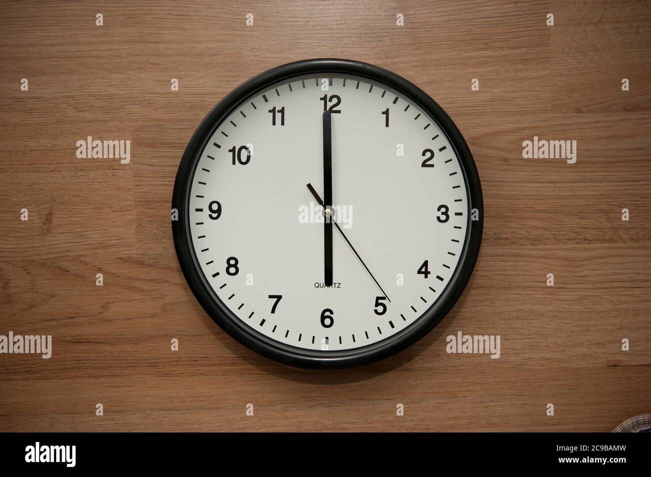 Six heures Banque de photographies et d’images à haute résolution - Alamy