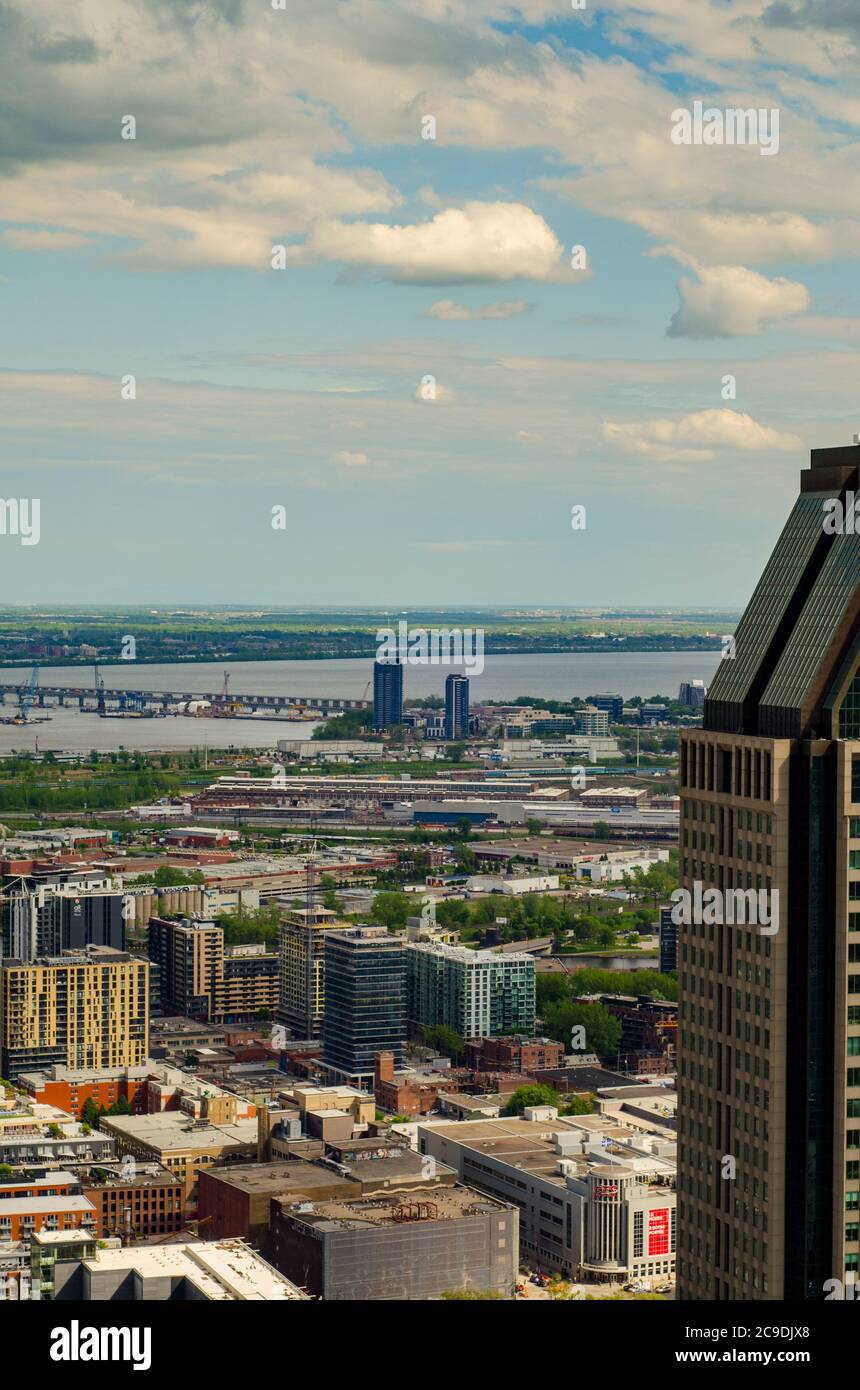Une série de bâtiments connus et célèbres de la ville de Montréal, vus ...