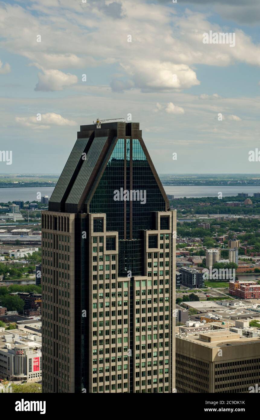 Une série de bâtiments connus et célèbres de la ville de Montréal, vus ...