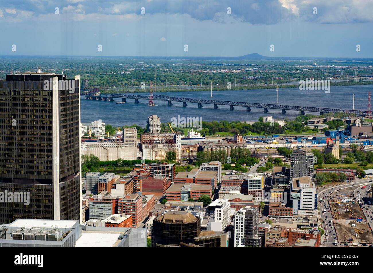 Une série de bâtiments connus et célèbres de la ville de Montréal, vus ...