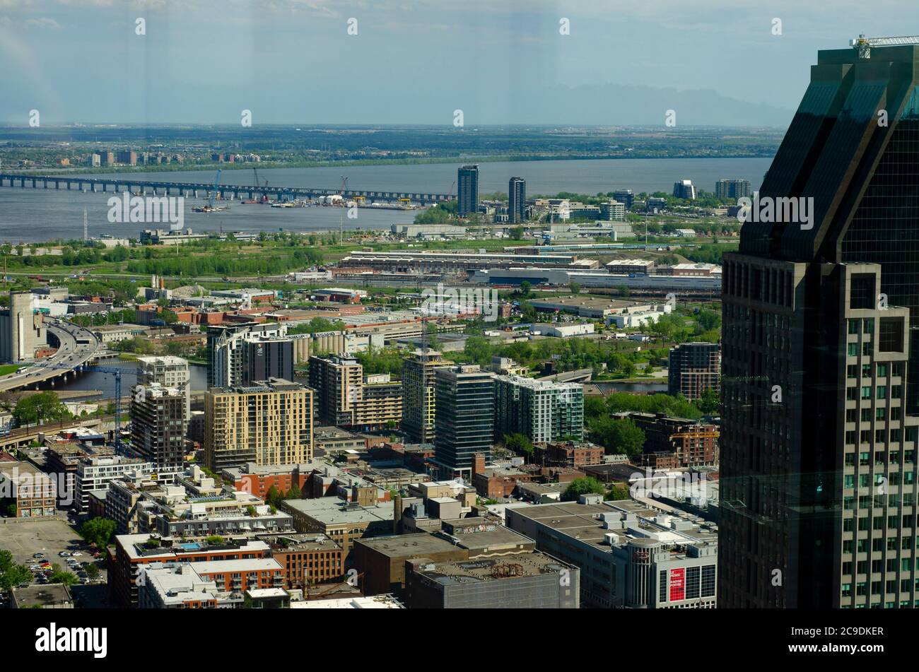 Une série de bâtiments connus et célèbres de la ville de Montréal, vus ...