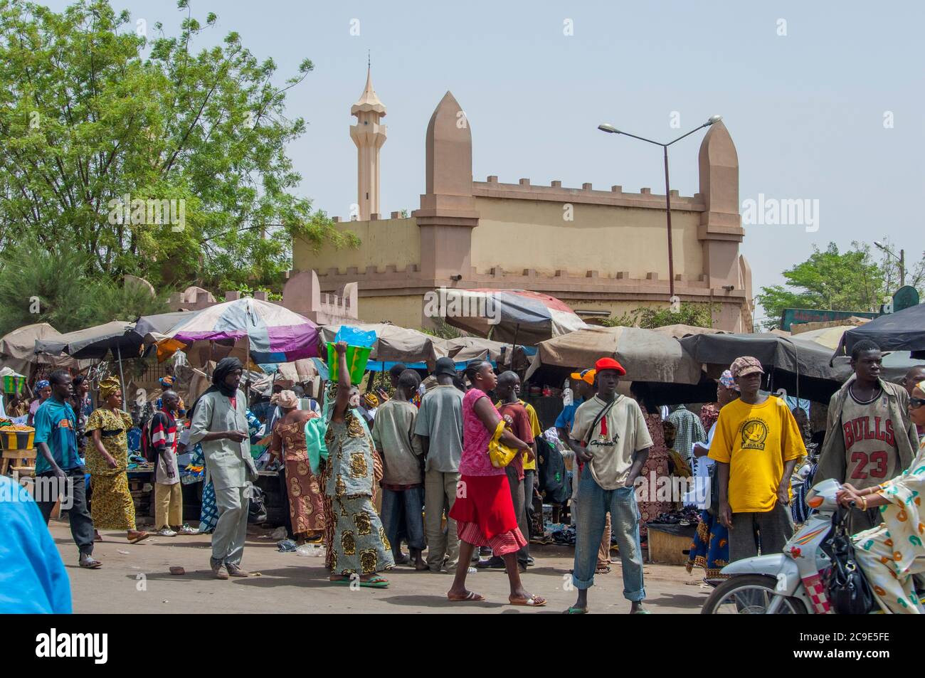 Market scene in bamako Banque de photographies et d’images à haute résolution - Alamy