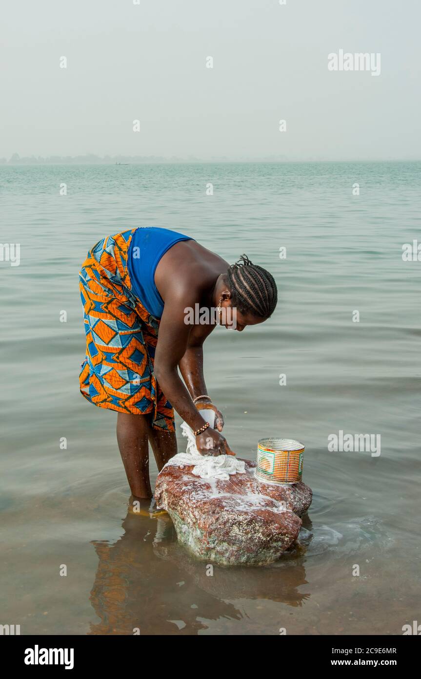 Femme, lessive, rivière niger Banque de photographies et d’images à ...