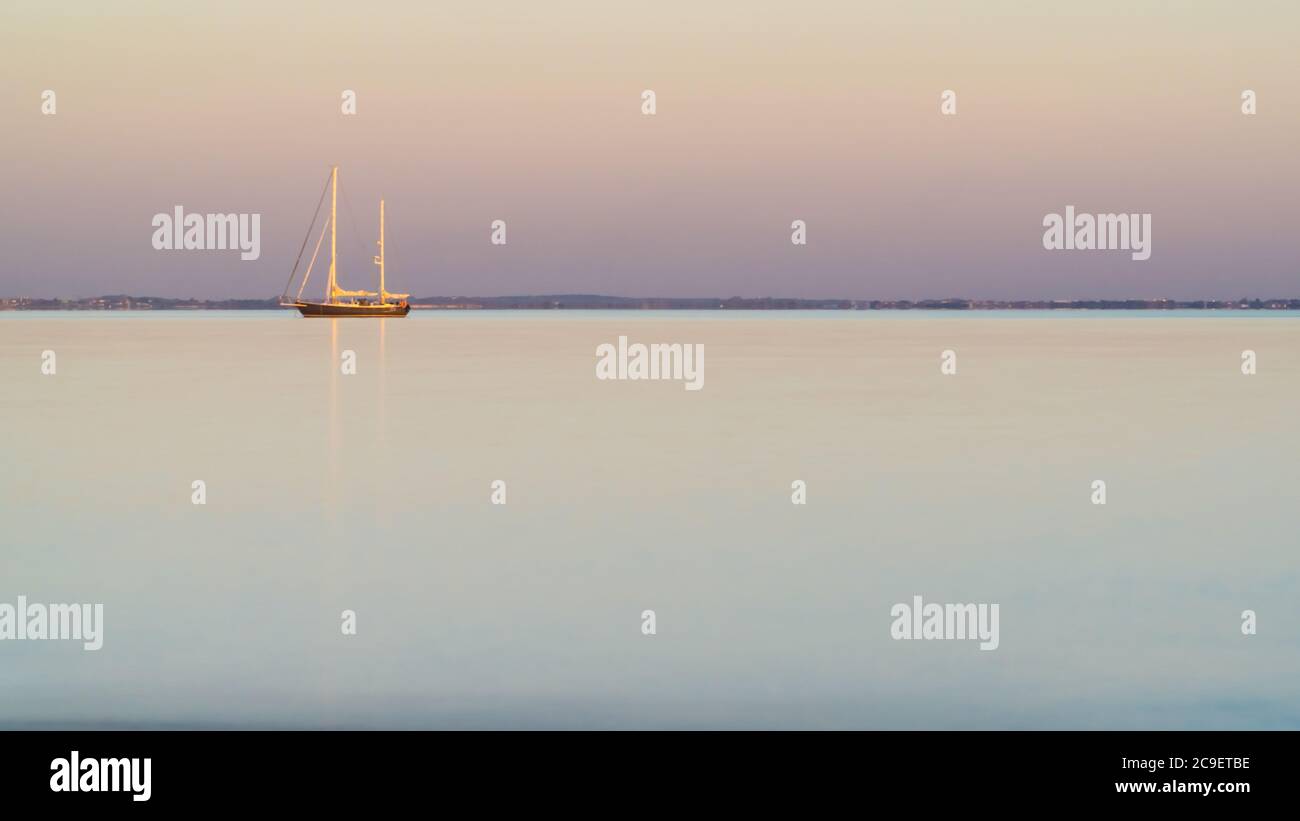 Bateau sur une mer calme Banque de photographies et d’images à haute ...