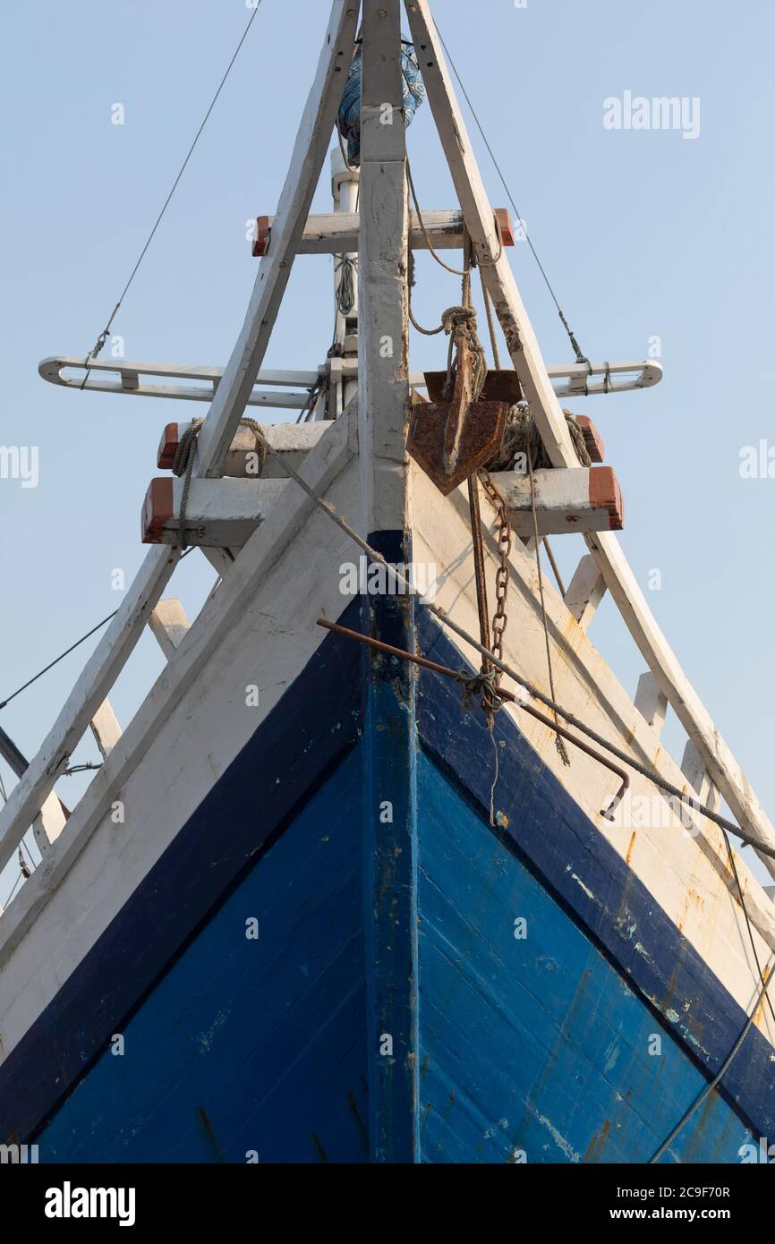 La proue d'un immense vieux bateau en bois, construit de façon ...