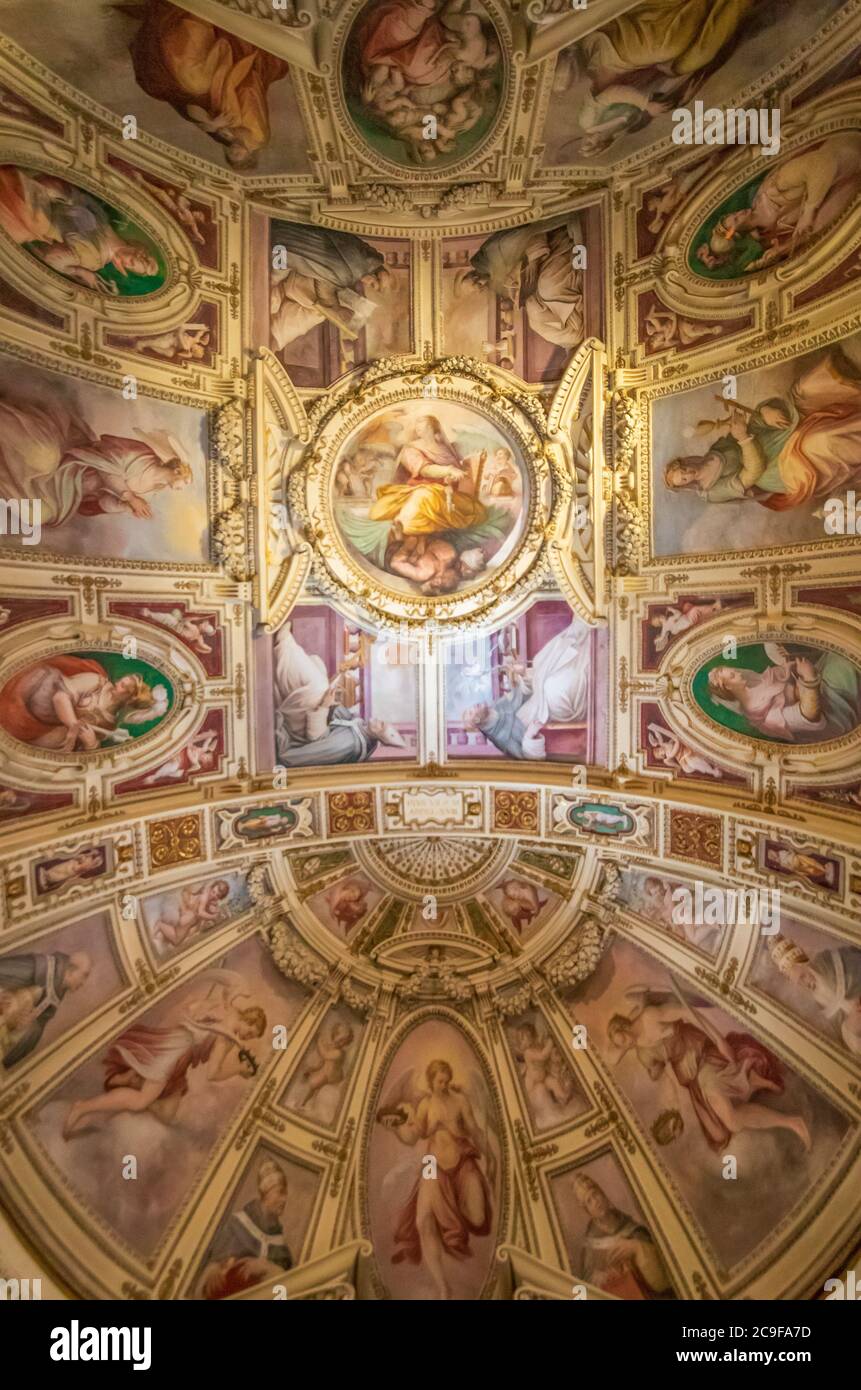 Les musées du Vatican sont une immense collection d'objets, de fresques ...