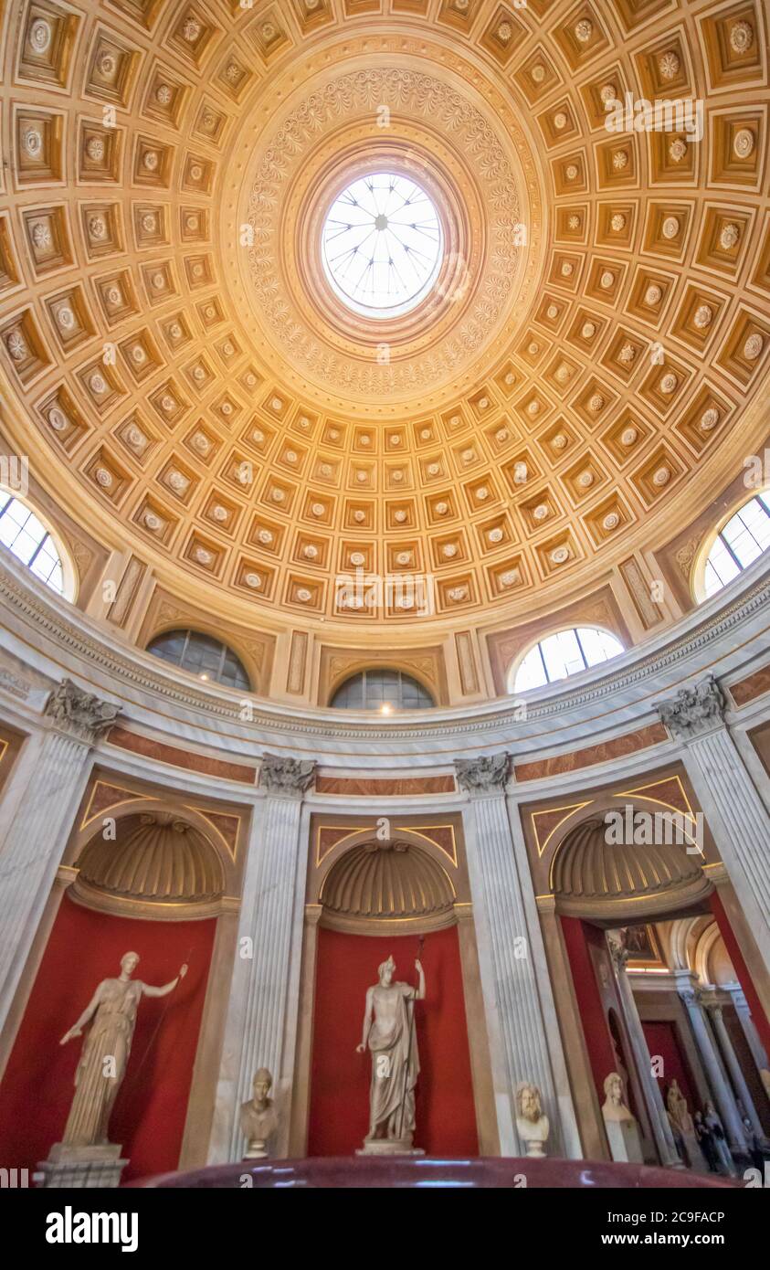 Les musées du Vatican sont une immense collection d'objets, de fresques ...