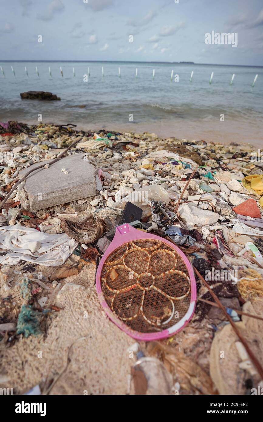 Maldives pollution on beach Banque de photographies et d’images à haute ...