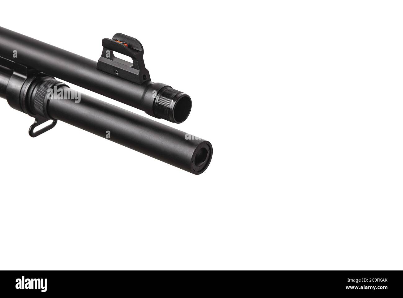 Fusil tactique à pompe moderne, isolé sur fond blanc. Armement de la ...