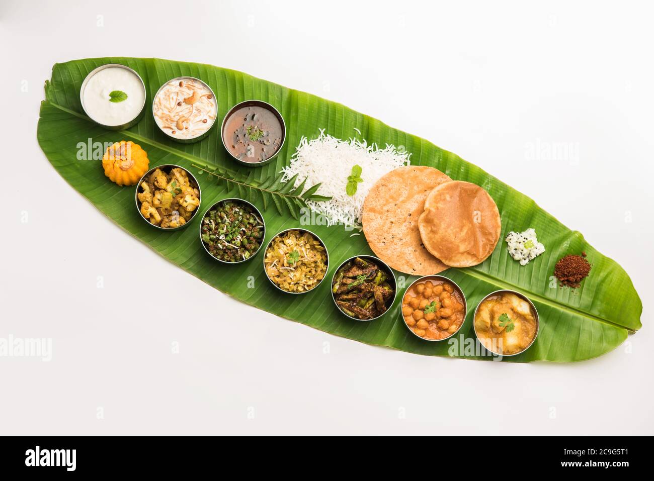 Repas traditionnel des Indiens du Sud ou repas servis sur une grande ...