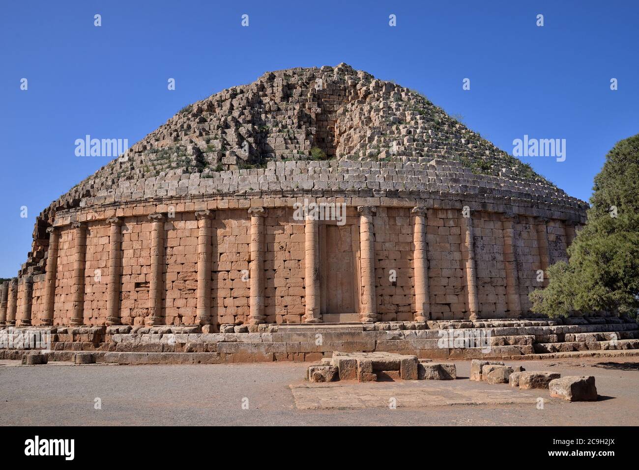 Le mausolée royal de Mauretania . un monument funéraire de y Berber ...