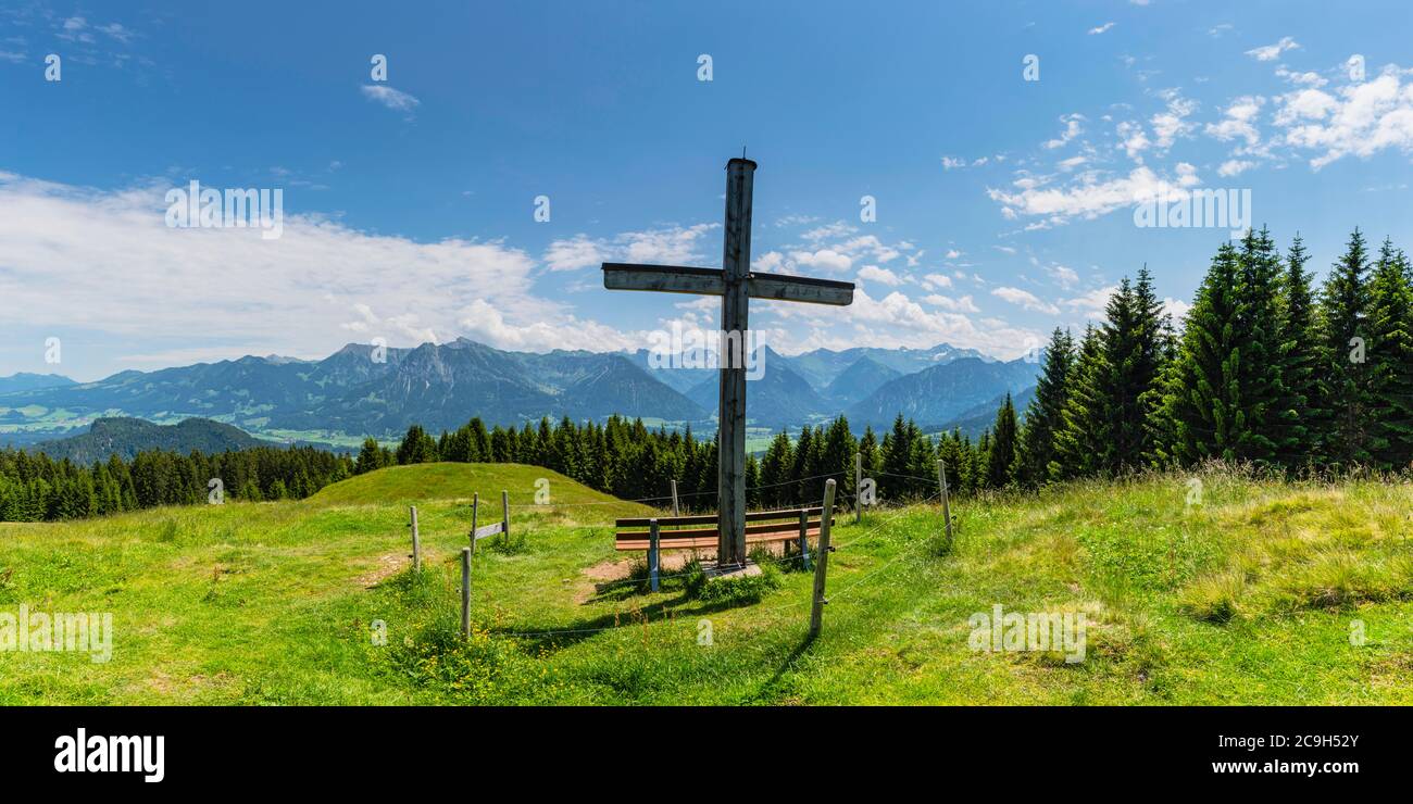 Croix de pointe sur la montagne de geissberg Banque de photographies et ...