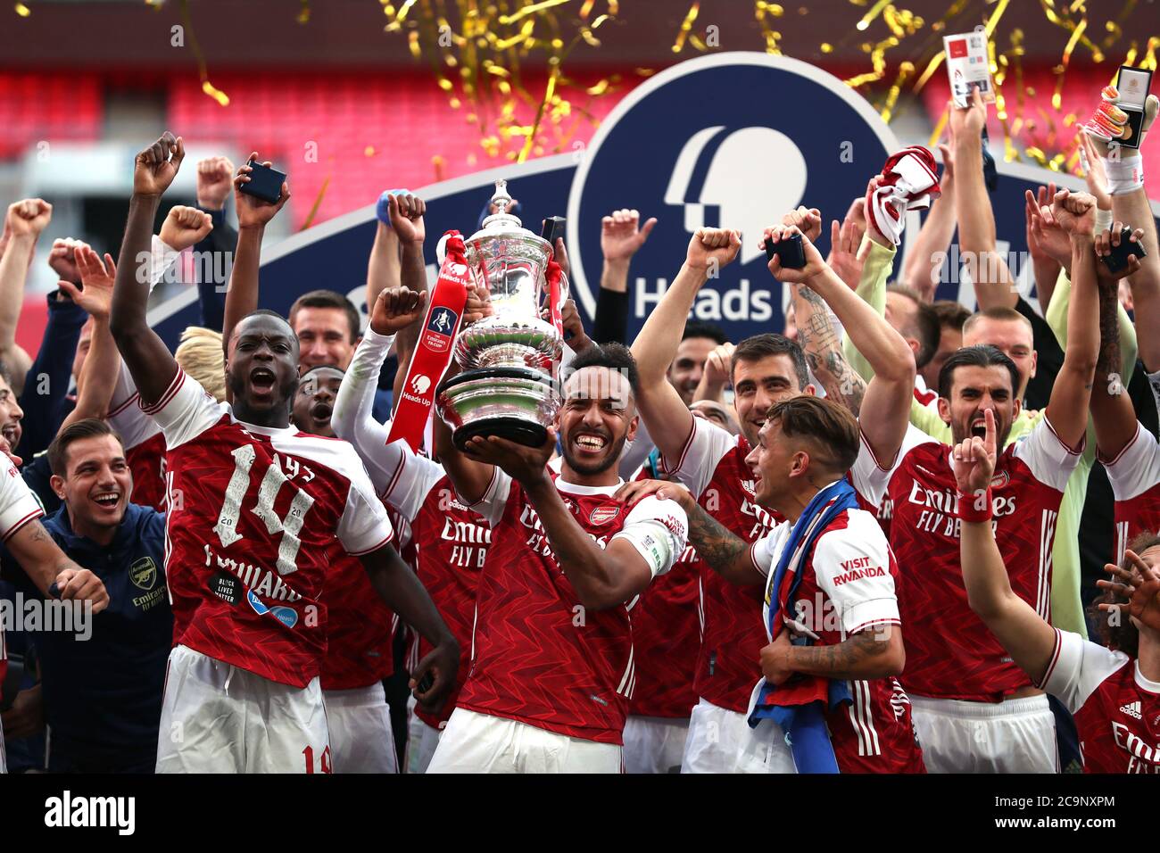 Arsenal célèbre sa victoire avec le trophée de la coupe FA après le ...