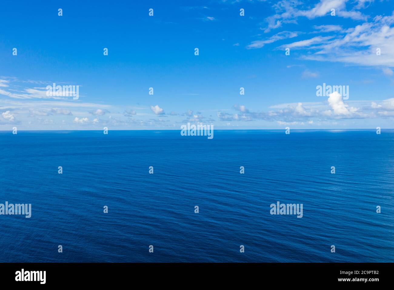 Mer Bleue Et Ciel Bleu Banque d'image et photos - Alamy