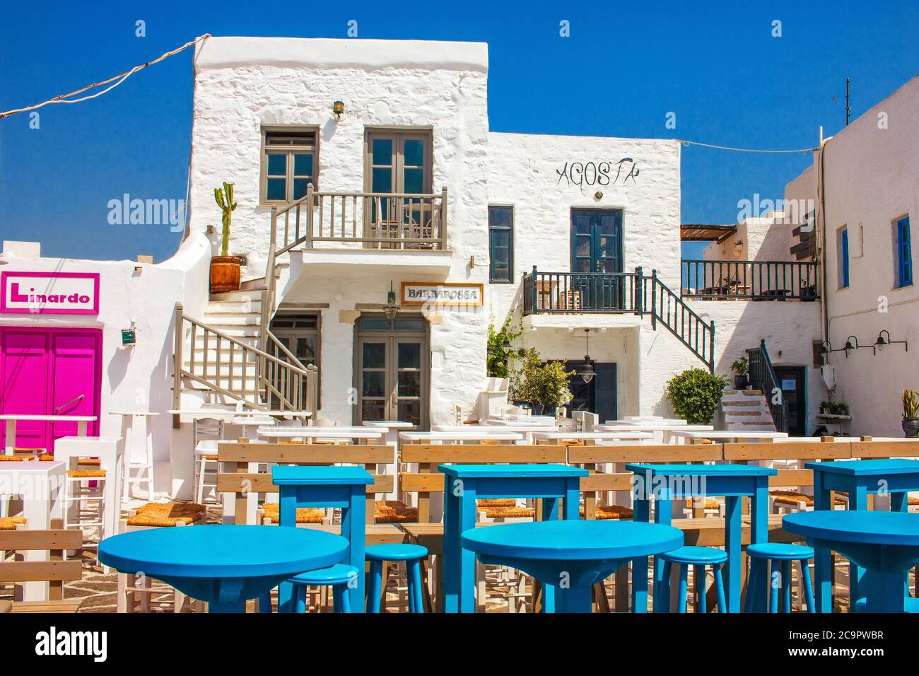 Tables de taverne grecque typique dans la ville pittoresque de Naoussa ...