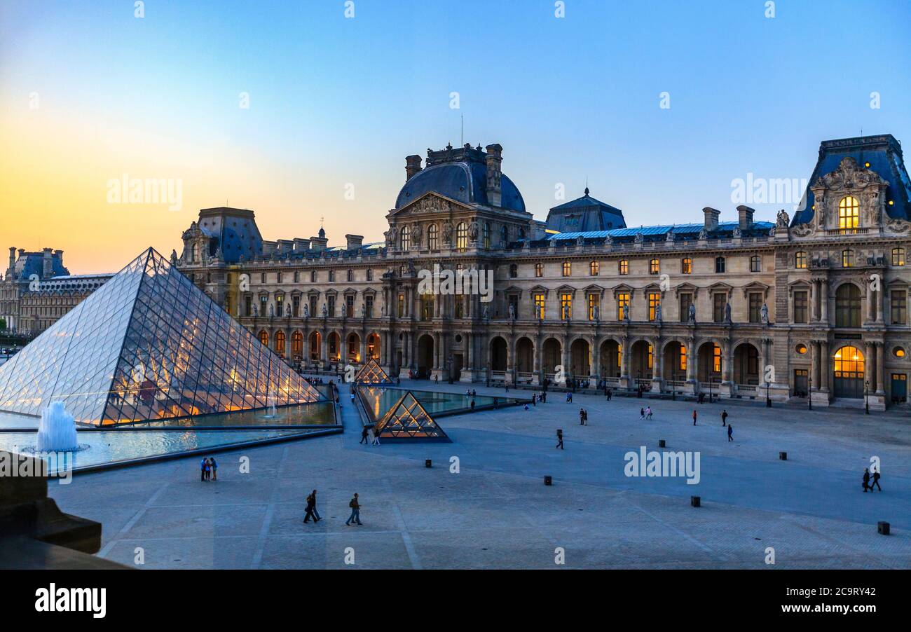 Louvre pyramid golden hour Banque de photographies et d’images à haute ...