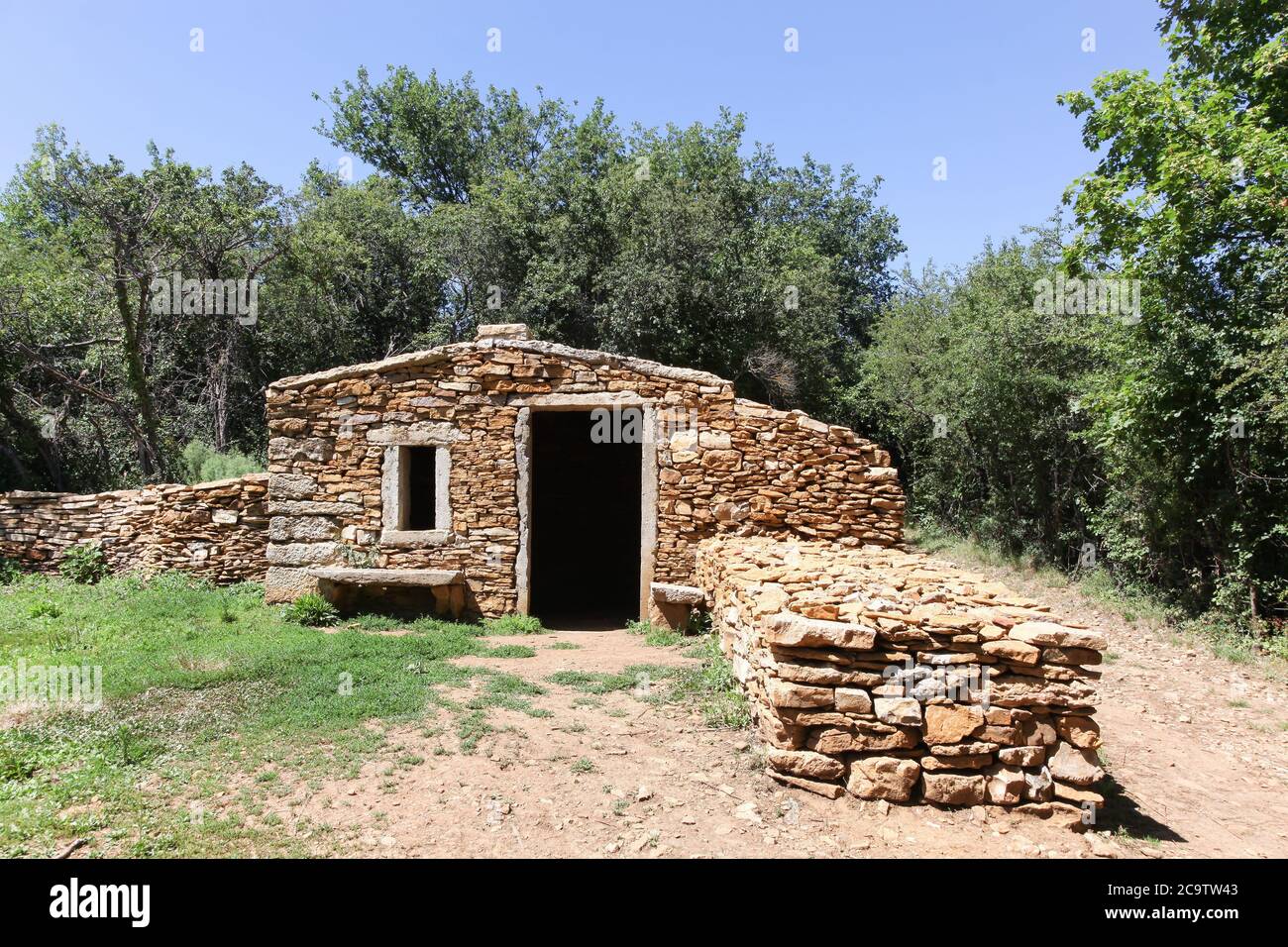 Ancienne et typique cabane en pierre appelée caborne en langue ...