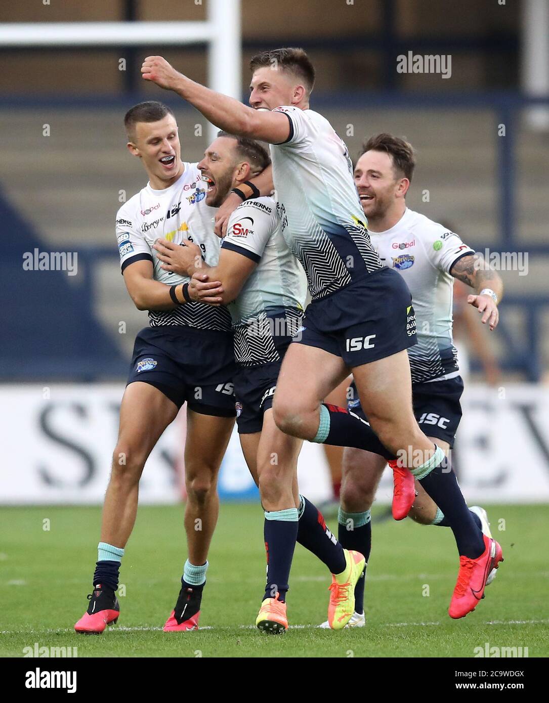 Luke Gale de Leeds Rhinos (deuxième à gauche) célèbre le but de la ...