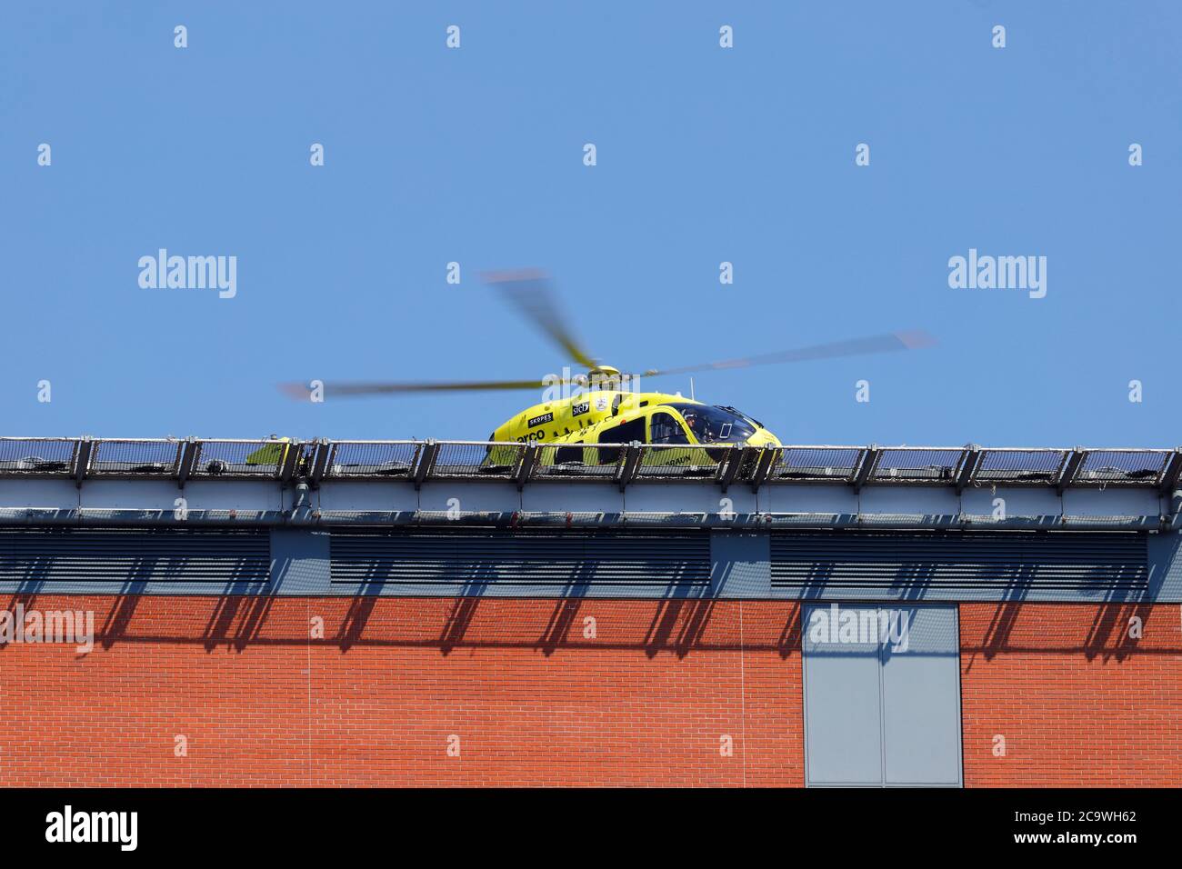 Yorkshire Air Ambulance décollage de l'héliport au sommet de l'hôpital ...