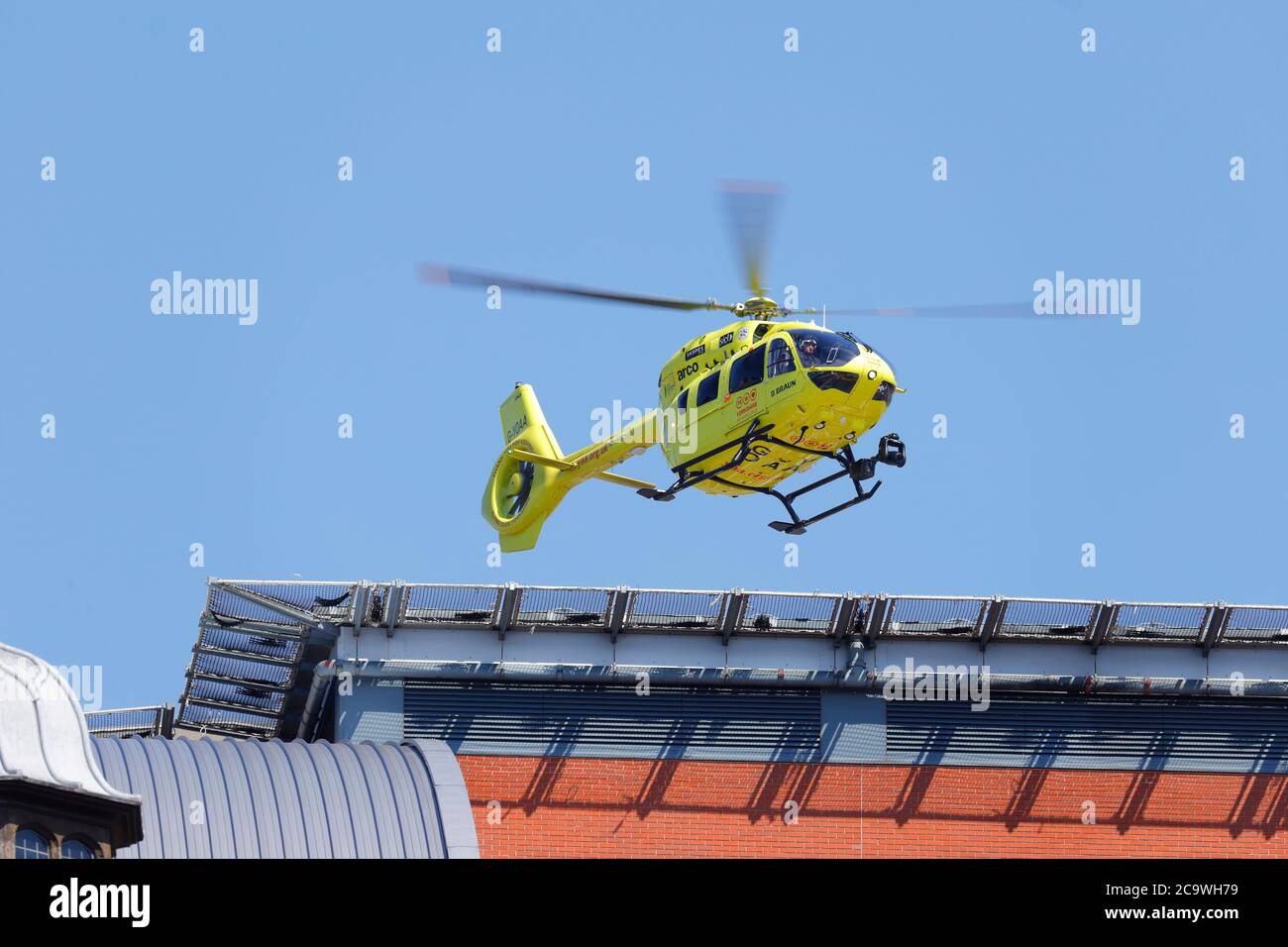 Yorkshire Air Ambulance décollage de l'héliport au sommet de l'hôpital ...