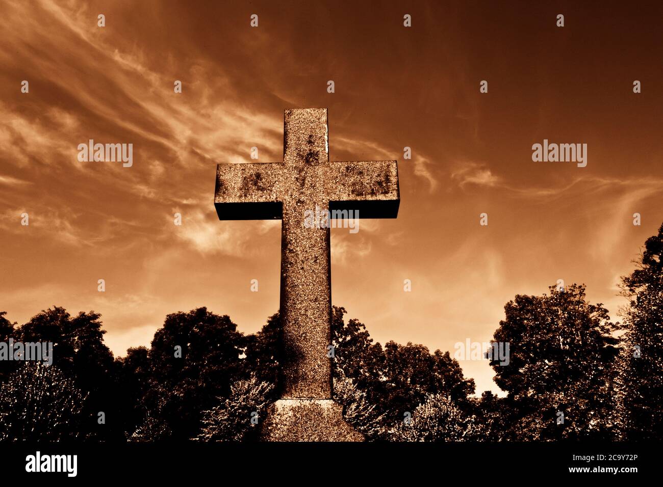Croix religieuse sur une tombe Banque de photographies et d’images à ...