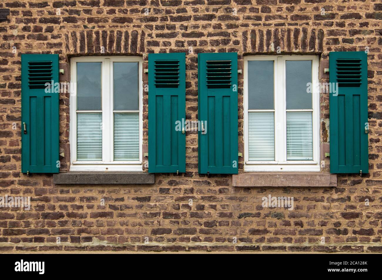 Volet vert sur maison en pierre Banque de photographies et d’images à ...