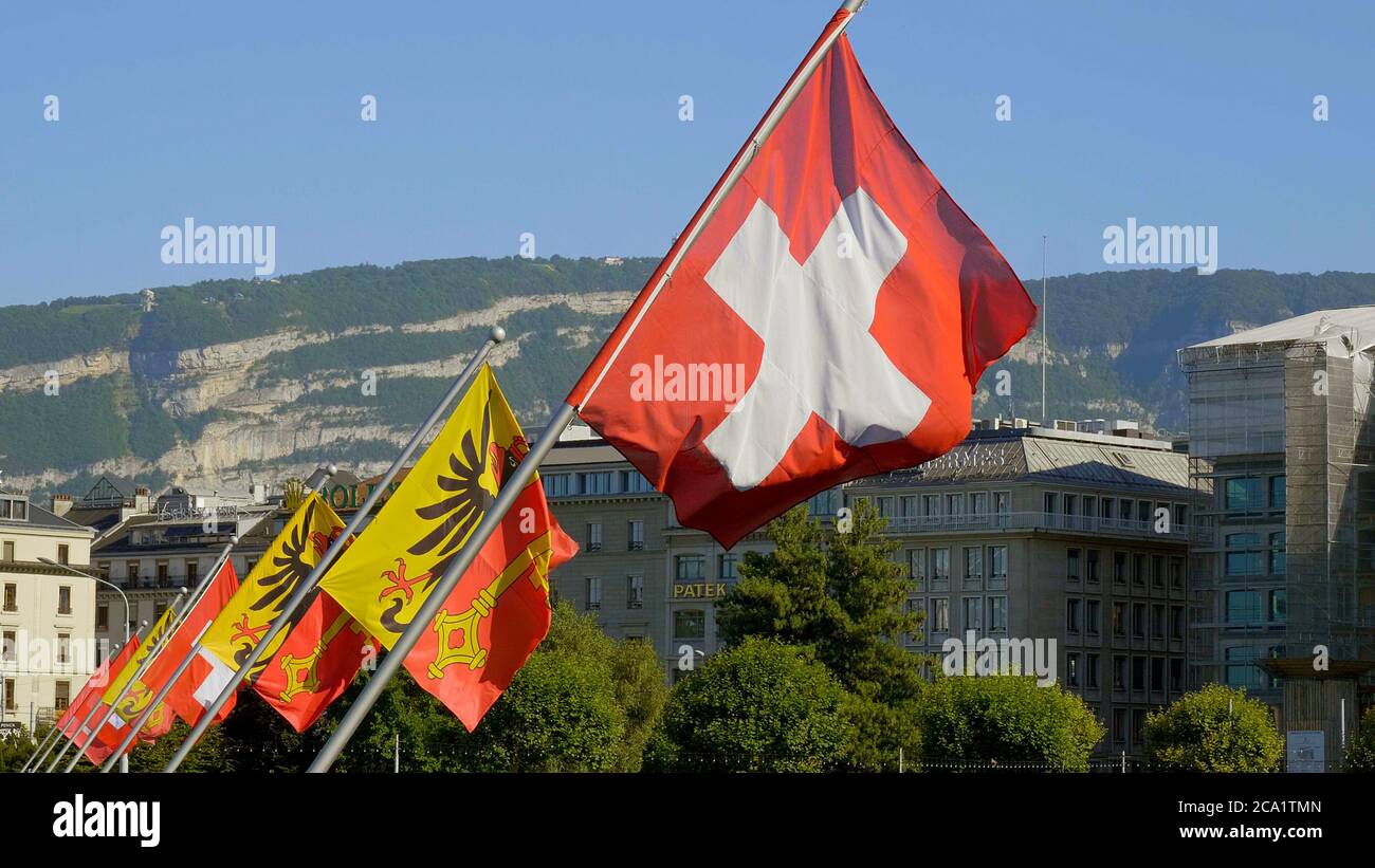 Drapeaux de la Suisse et de la ville de Genève sur un pont à Genève ...