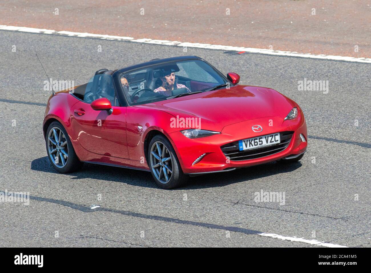 2016 rouge Mazda MX-5 Sport NAV ; véhicules en mouvement pour la ...