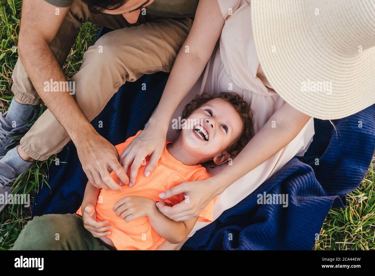 Garcon Chatouille Garcon Banque d'image et photos - Alamy