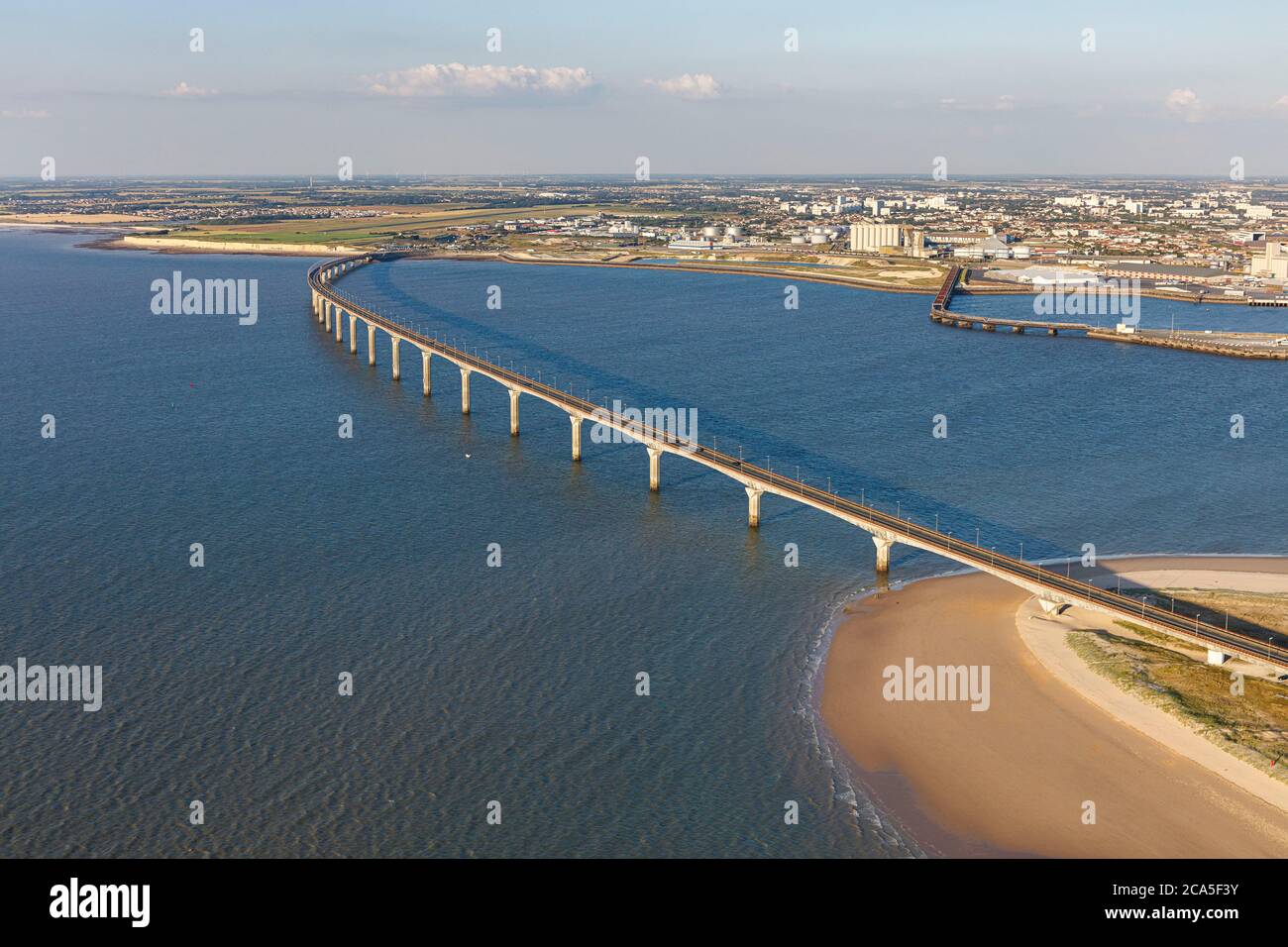 France, Charente Maritime, Rivedoux Plage, Pont de l'île Ré entre la ...